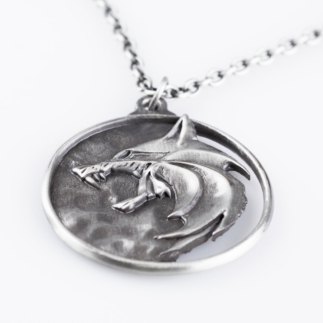 The Witcher (NETFLIX SEASON 3): Wolf Medallion Necklace Deluxe Edition ...