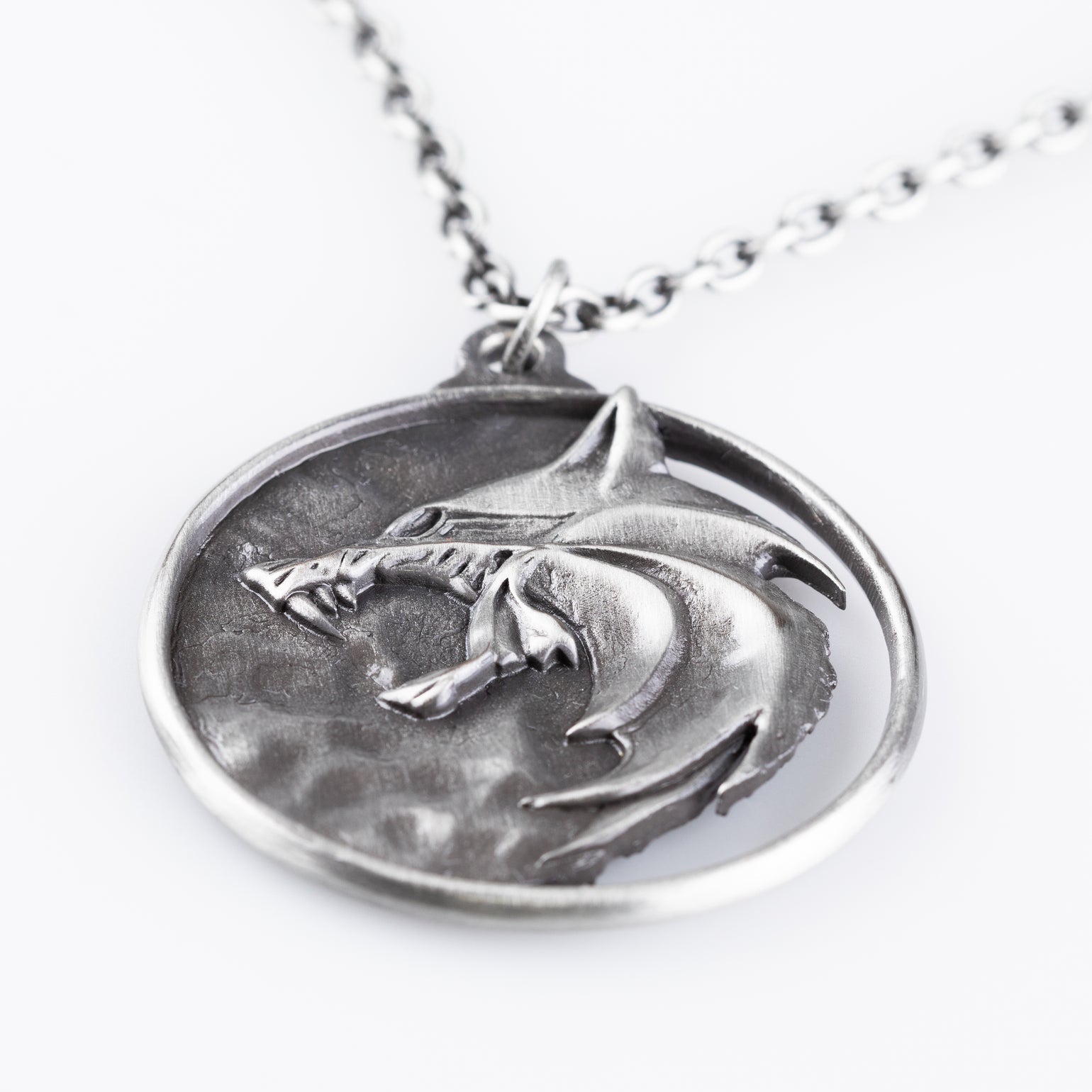 The Witcher (NETFLIX SEASON 3): Wolf Medallion Necklace Deluxe Edition ...